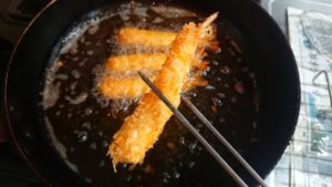 【エビフライの揚げ時間】海老フライの揚げ方のコツを解説！簡単！衣が爆発しない方法